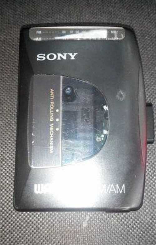 Кассетный плеер Sony Walkman с радио и наушниками