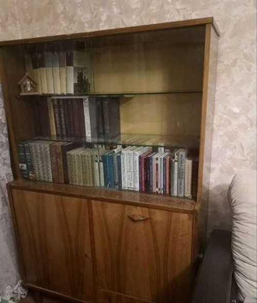 Старинный книжный шкаф или сервант из настоящего д