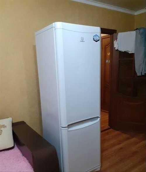Холодильник бу Идезит