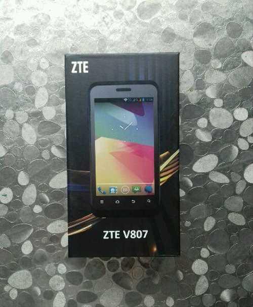 Черный смартфон ZTE V807 с чехлом