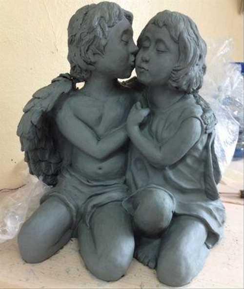 Садовая фигура Ангел целует девочку