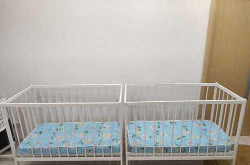 Две детские кроватки с матрасами и постельным бель