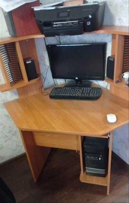 Персональный настольный компьютер в сборе и стол