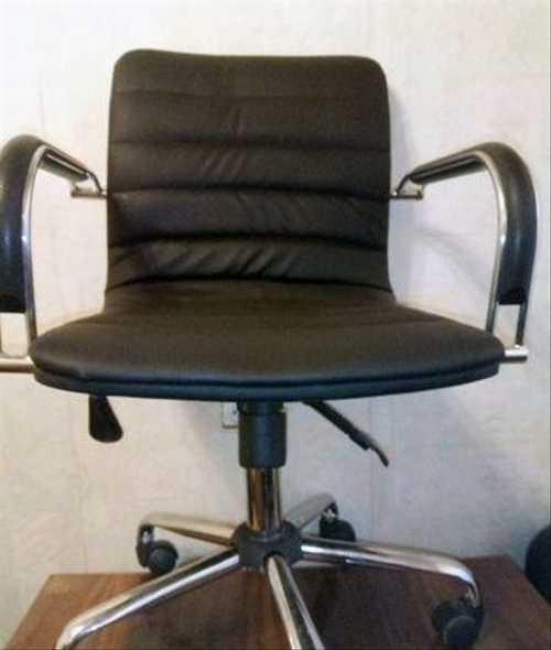 Офисное кресло руководителя "Капри" б/у