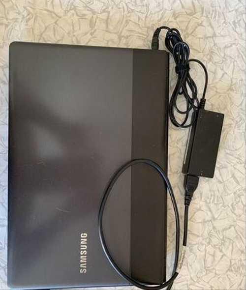 15.6" Ноутбук Samsung NP300E5C-U04RU (HD) /Silver