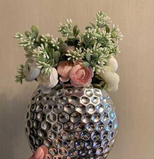 Декоративная ваза с искусственными цветами