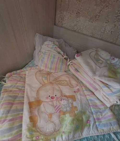 Белье в детскую кроватку и держатель для балдахина
