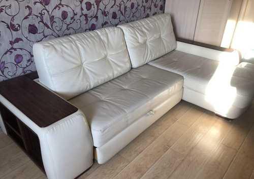 Большой светлый кожаный диван со спальным местом