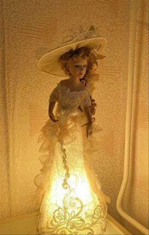 Фарфоровая кукла светильник