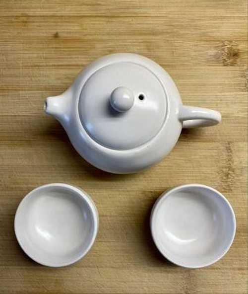Чайник и пара пиал для чайной церемении