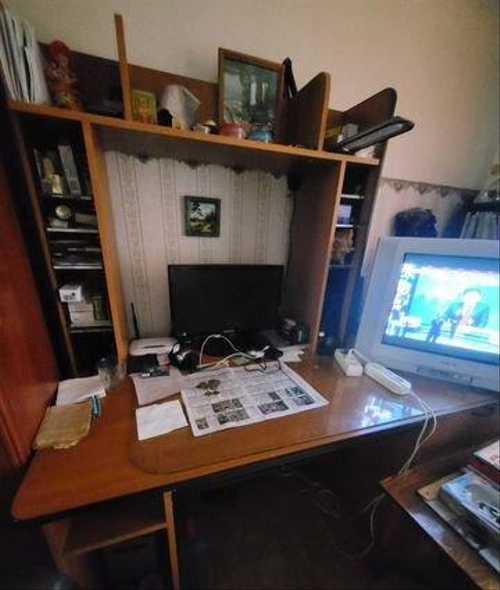 Компьютерный стол,монитор,системный блок