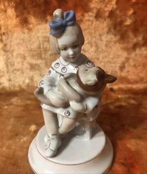 Фарфоровая статуэтка «Девочка с мишкой» зхк