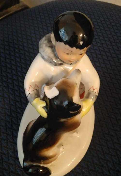 Фарфоровая статуэтка "Мальчик - якут с собакой"