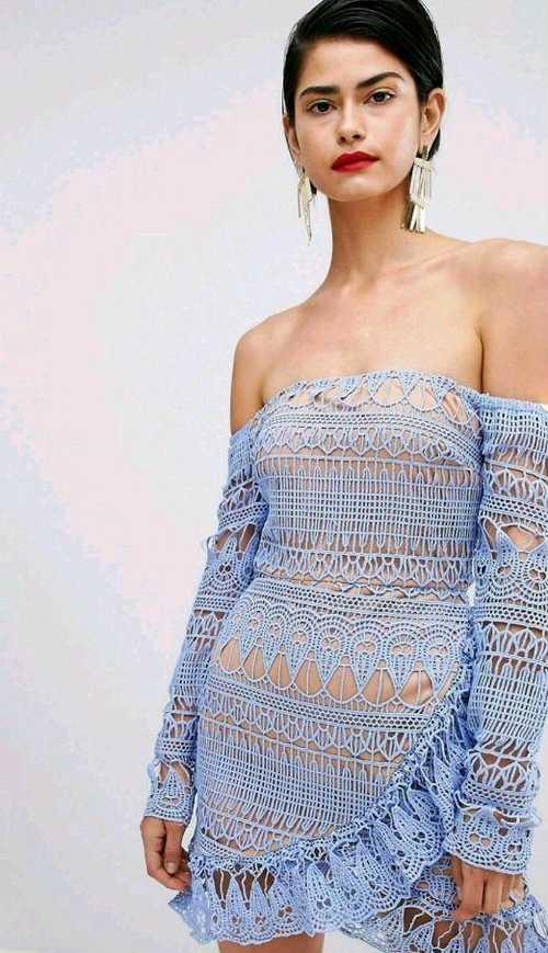 Эффектное платье с открытыми плечами