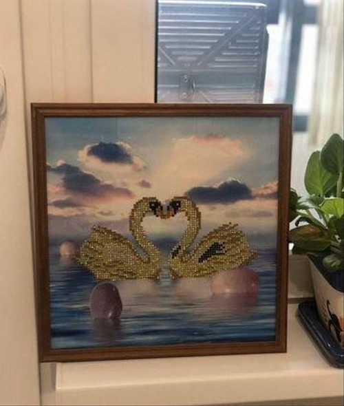 Картина вышитая бисером «Пара лебедей»