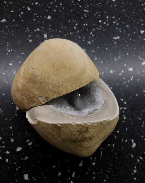 Камень минерал кварц внутри камня