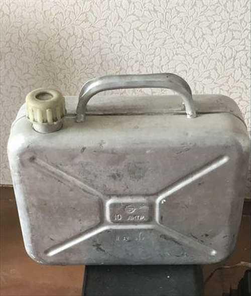 Продам канистры под бензин 10л