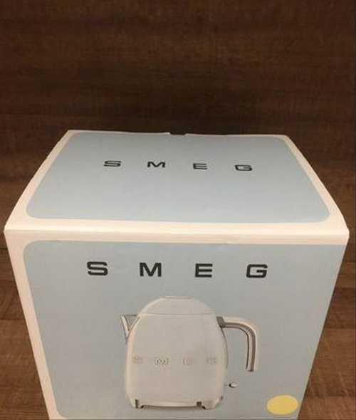 Электрический чайник Smeg новый, молочный