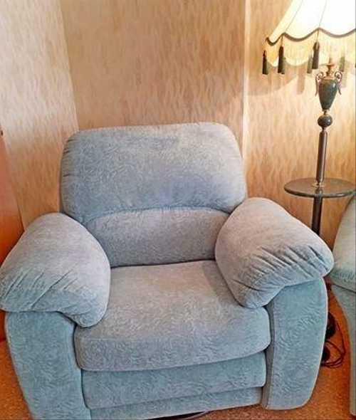 Просторное и удобное кресло-реклайнер (качалка)