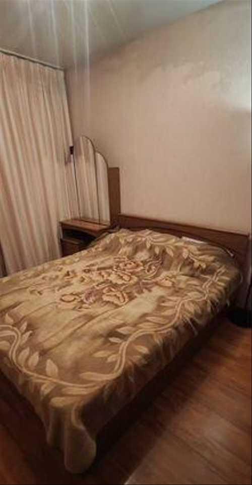 Кровать двухспальная Шатура с трюмо и матрасом