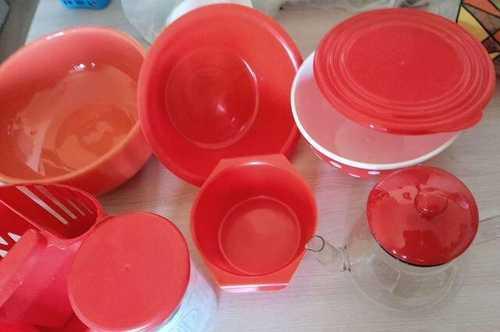 Набор красной посуды и набор белой