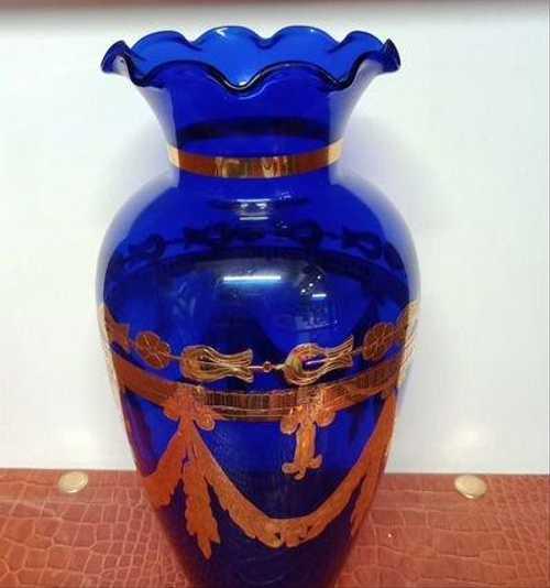 Большая синяя стеклянная ваза с позолотой