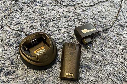 Зарядная станция и аккумулятор для рации Motorola