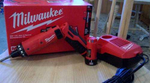 Аккумуляторная отвертка milwaukee M4 2101-22 D-202