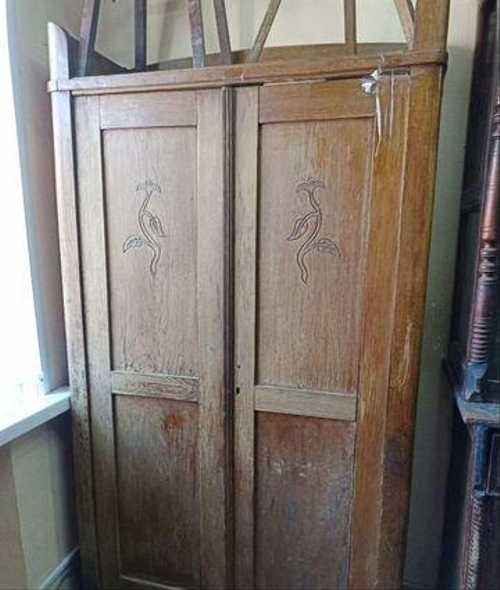 Старинный книжный шкаф