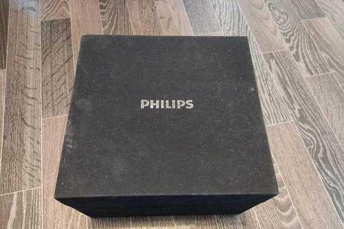 Коробка и зарядная станция бритвы Philips