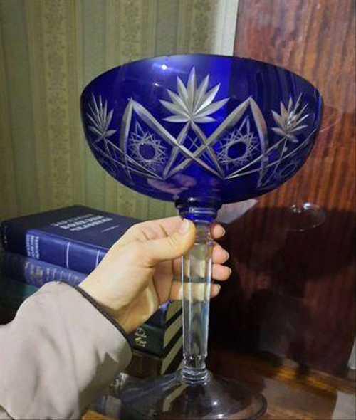 Синяя ваза для фруктов на ножке