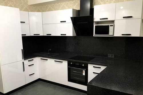 Кухня белая с черной столешницей угловая фото