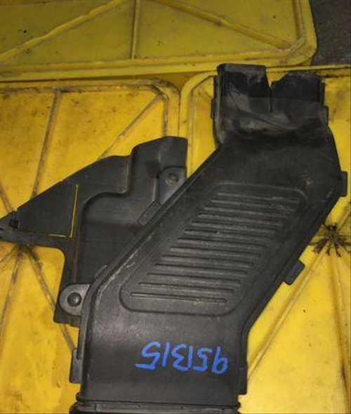 Воздухозаборник Mazda 3 Хэтчбек BK 2.0 LF17 2004