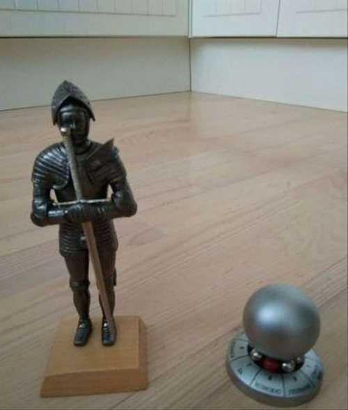 Фигурка рыцаря металлическая и шарик-гадалка