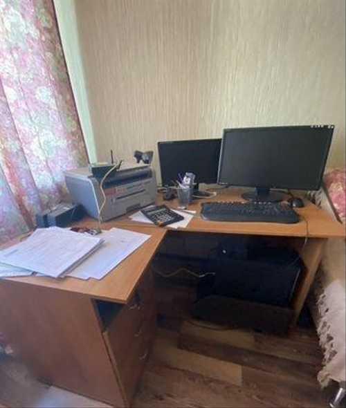Письменный стол с двумя тумбочками