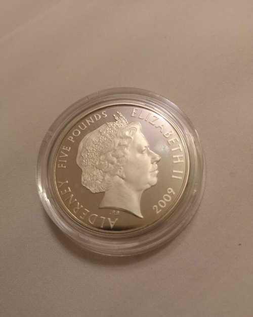 Серебряная монета номиналом в 5 фунтов