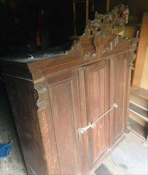Старинный антикварный шкаф из дерева 19 века