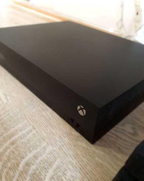 Xbox One X + Игра + Геймпад с аккумулятором