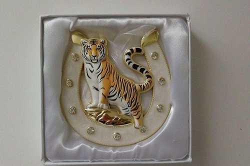 Сувенир тигр на подкове