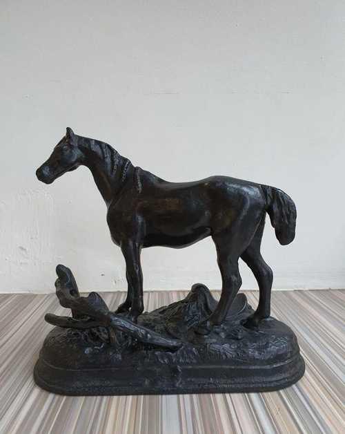 Статуэтка Лошадь у изгороди с седлом Конь Чугун Ли