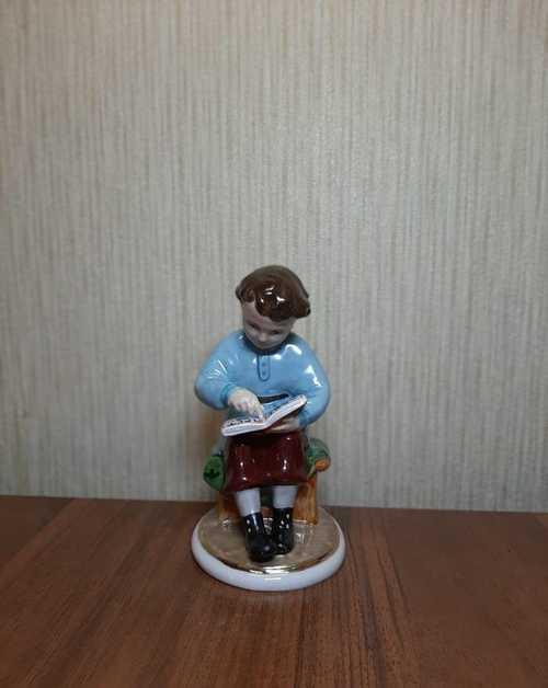 Фарфоровая статуэтка лфз Мальчик с книгой С Юный У
