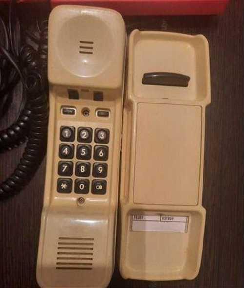 Стационарный кнопочный телефон времен СССР