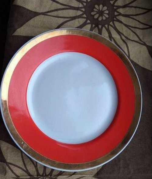 Тарелка с красной каемкой