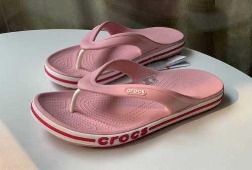 Розовые шлепанцы crocs Bayaband Flip M6 / W8