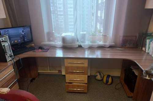 Письменный стол под окно и два навесных шкафчика