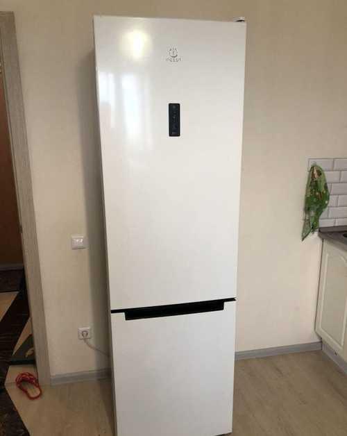 Холодильник Indesit df5200w total no frost