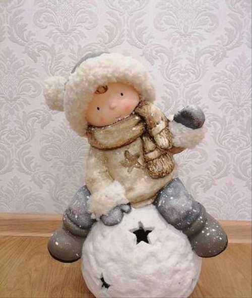 Декоративная фигура мальчик на снежке