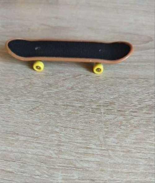 Finger skateboard