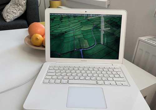 Apple MacBook 13 (White) с зарядкой и чехлом