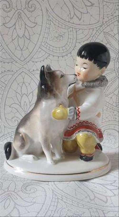 Фарфоровая статуэтка 'Мальчик-якут с собакой' (Дру